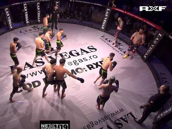 Najbizarnija MMA borba ikada - dvojica profesionalaca protiv deset amatera | Radio M
